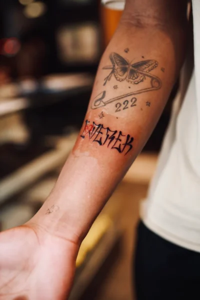 Marcou na pele: Derek Comemora Sucesso do Álbum 'Trap the Fato Deluxe ...