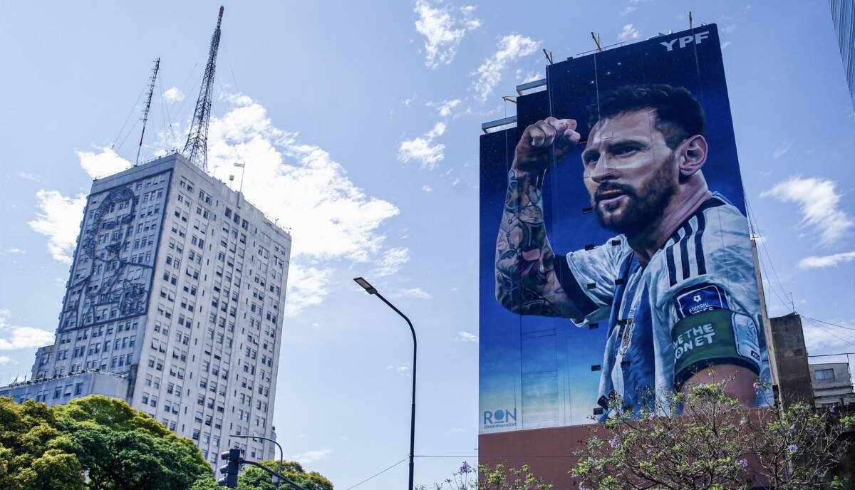 Mural Gigante de Lionel Messi em Buenos Aires Celebra o Aniversário de ...