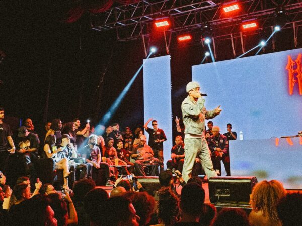 L7nnon celebra 30 anos e lançamento do disco "Irrastreável" em festa ...