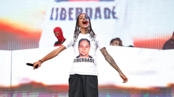 Rapper Oruam faz apelo pela liberdade do pai no Lollapalooza | Notícias ...
